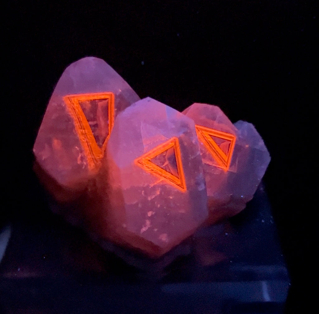 UV triangle calcite “Squid Game” calcite – Mineral Angel